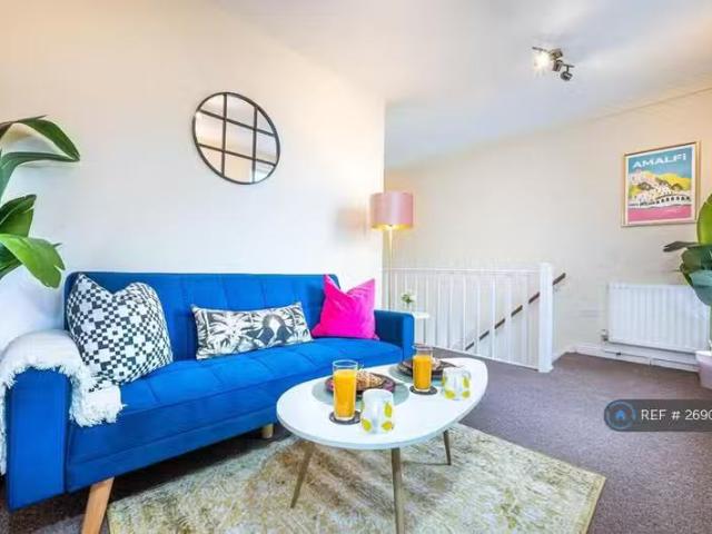 For Rent! 1 BA 2 bedroom flat for rent in Church Road, Redfiel.