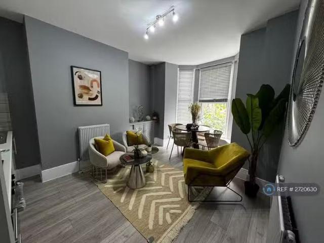 Nice 1 BA 2 bedroom flat for rent in Crescent Road, London, E13