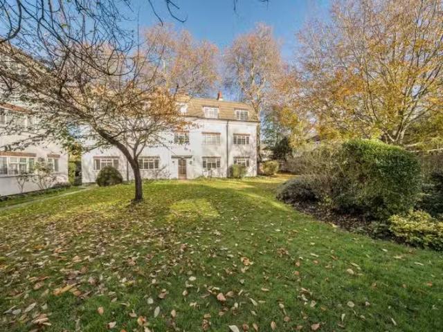 Cozy 1 BA 2 bedroom flat for rent in Dainton Close, Upper Park.
