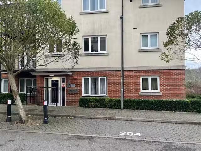 Cheap 1 BA 2 bedroom flat for rent in Ercolani Avenue, High Wy.