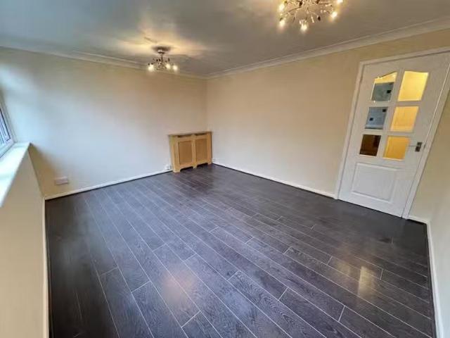 Unique 1 BA 2 bedroom flat for rent in Greendale Road, Whoberl.