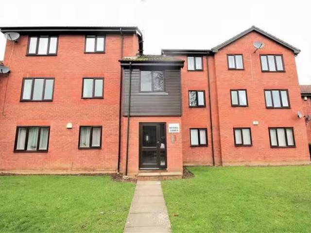 Rental! 1 BA 2 bedroom flat for rent in Halifield Drive, Belve.