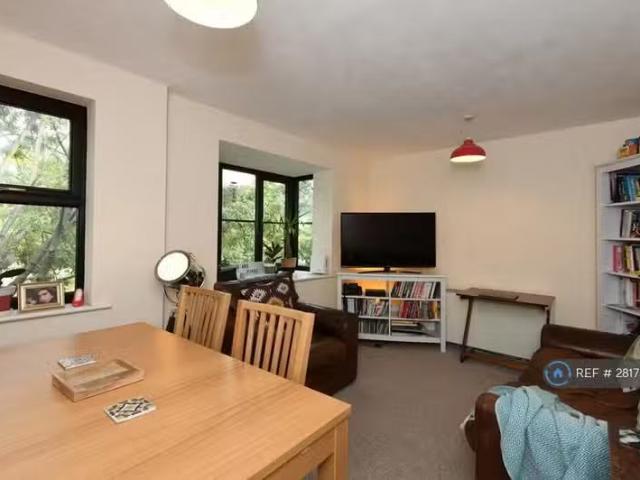 Cheap 1 BA 2 bedroom flat for rent in Hallingbury Court, Londo.