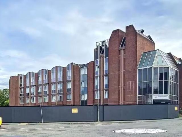 For Rent! 1 BA 2 bedroom flat for rent in High Street, Camberl.
