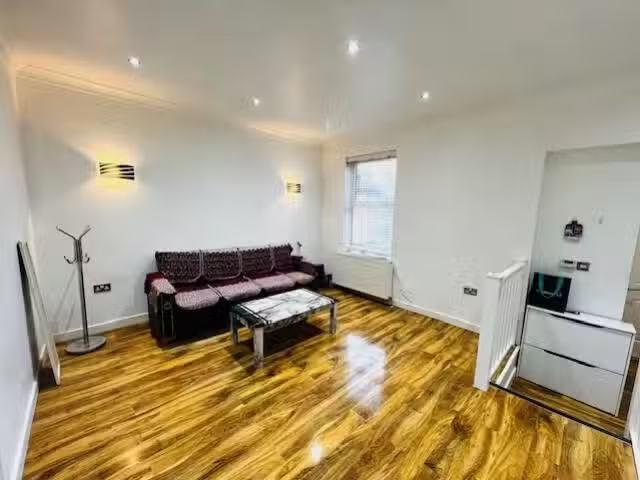 For Rent! 1 BA 2 bedroom flat for rent in High Street South, L.