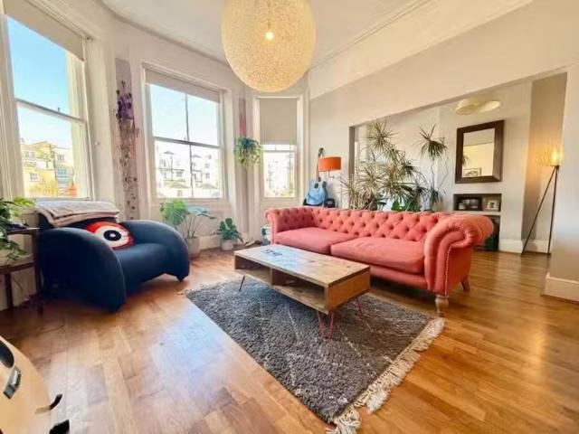 Cozy 1 BA 2 bedroom flat for rent in Holland Road, Hove, BN3
