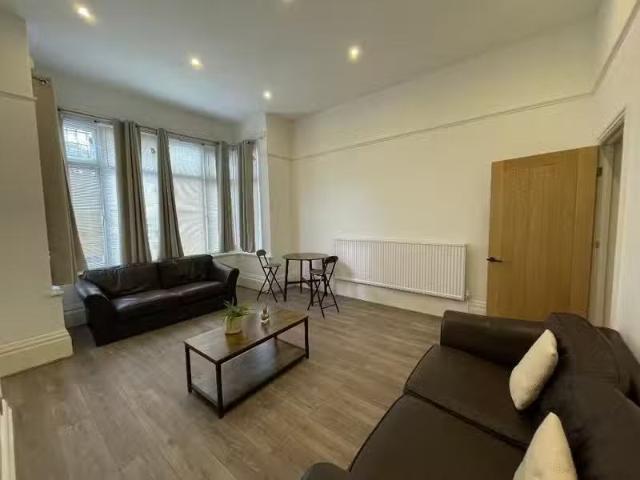 Nice 1 BA 2 bedroom flat for rent in Hymers Ave, Hull, HU3 1LJ.