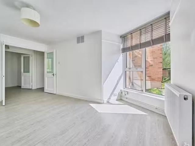 Unique 1 BA 2 bedroom flat for rent in Ingleside court, Saffro.