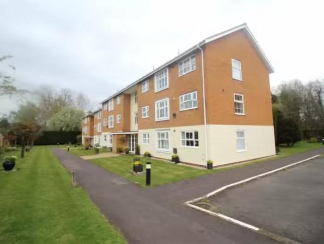 For Rent! 1 BA 2 bedroom flat for rent in Landor Road, Knowle.