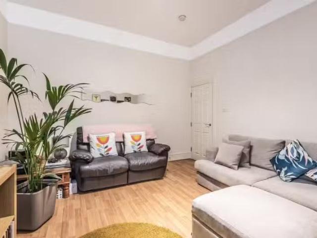 Cozy 1 BA 2 bedroom flat for rent in Lennard Road, West Croydo.