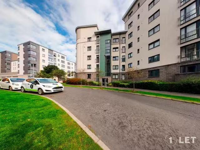 Cozy 1 BA 2 bedroom flat for rent in Lochend Park View, Leith.
