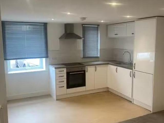 Cozy 1 BA 2 bedroom flat for rent in Lower Hanham Road, Bristo.