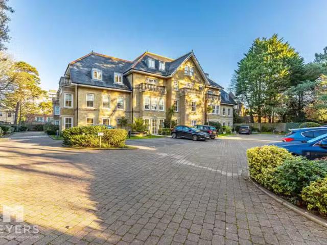 Cheap 1 BA 2 bedroom flat for rent in Manor Road, Bournemouth.