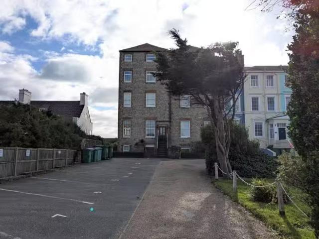 Rental! 1 BA 2 bedroom flat for rent in Marine Parade, Hythe.