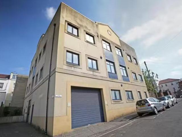 Rental! 1 BA 2 bedroom flat for rent in Media House, Clifton.