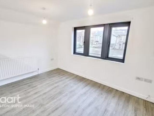 For Rent! 1 BA 2 bedroom flat for rent in Moorland Road, Westo.
