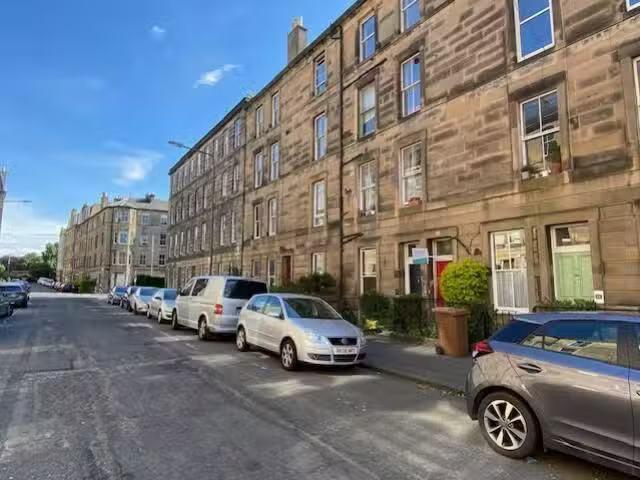 Nice 1 BA 2 bedroom flat for rent in Oxford Street, Newington.