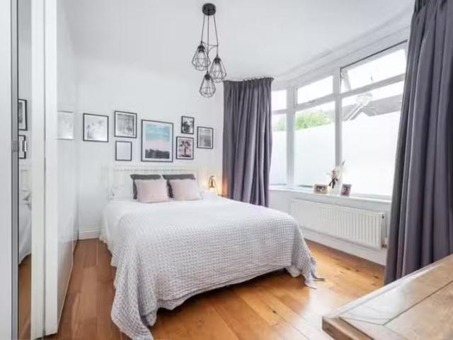 Cozy 1 BA 2 bedroom flat for rent in Park Avenue, London, CR4