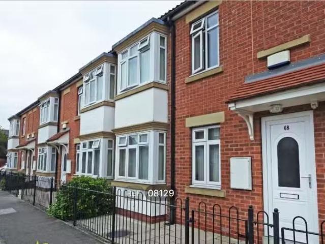 Unique 1 BA 2 bedroom flat for rent in Penshurst Avenue, Hessl.