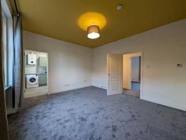 Cheap 1 BA 2 bedroom flat for rent in St Clair Road, Edinburgh.