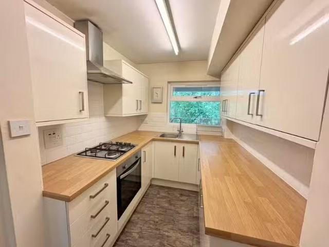 Charming 1 BA 2 bedroom flat for rent in St Oswalds Road, Redl.