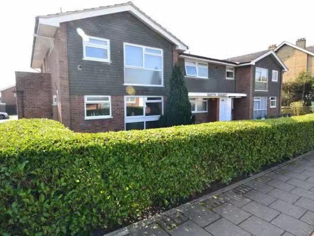 New 1 BA 2 bedroom maisonette for rent in The Avenue, Bickley.