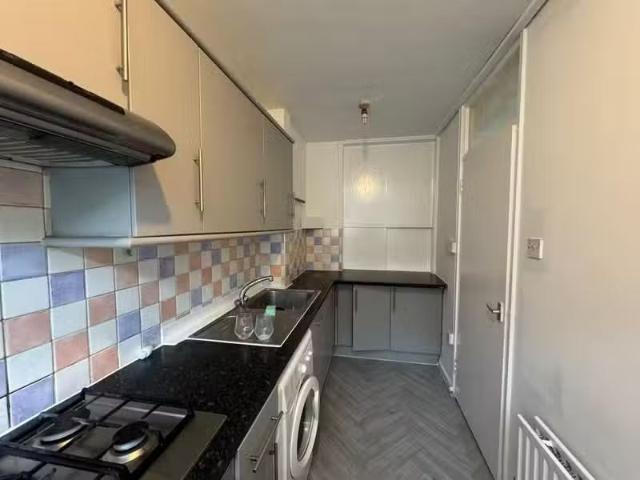 Charming 1 BA 2 bedroom maisonette for rent in Bow Road, Londo.