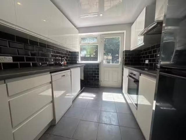 Charming 1 BA 2 bedroom maisonette for rent in Cheswood Drive.