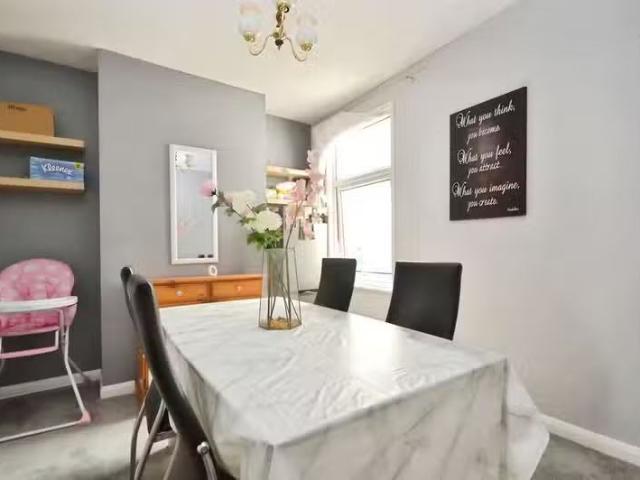 Cozy 1 BA 2 bedroom Mid Terrace House to rent, Wickham Street.