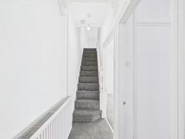 Nice 1 BA 2 bedroom semi detached house for rent in Brentwood.