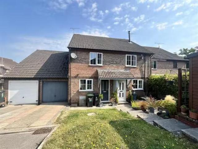 Cheap 1 BA 2 bedroom semi detached house for rent in Chapel Vi.