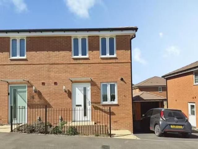 Cheap 1 BA 2 bedroom semi detached house for rent in Miles Way.