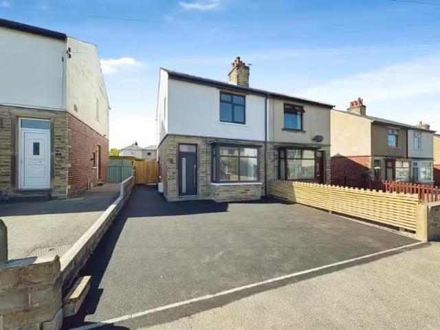 Deal! 1 BA 2 bedroom semi detached house for rent in Rowlands.