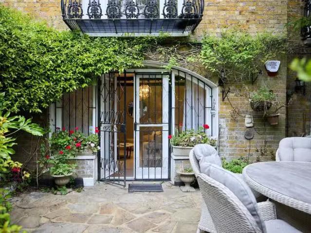 Nice 1 BA 2 bedroom property to let in Marlborough Place, Lond.