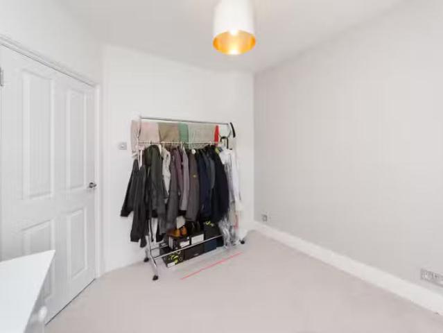 New 1 BA 2 bedroom property to let in Gunterstone Road, London.