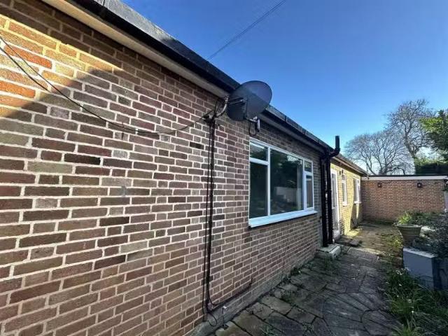 Deal! 1 BA 2 bedroom terraced bungalow for rent in Glasshouse.