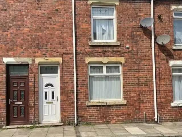 Cozy 1 BA 2 bedroom terraced house for rent in East Avenue, Bi.