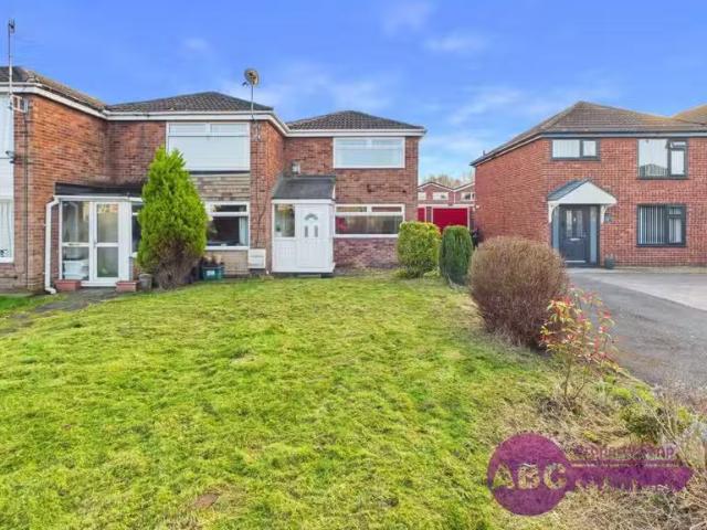 Just in! 1 BA 2 bedroom terraced house for rent in Hallfield D.