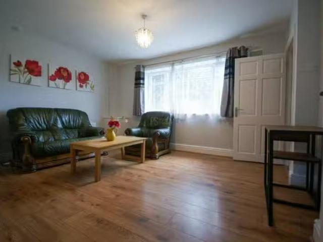 Just in! 1 BA 2 bedroom terraced house for rent in Heneage Pla.
