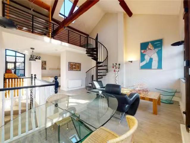 Deal! 1 BA 2 bedroom terraced house for rent in Independent Pl.