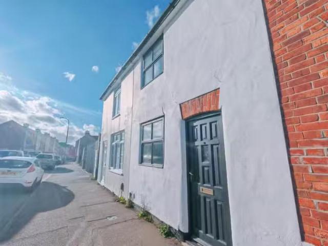 New 1 BA 2 bedroom terraced house for rent in Magdalen Street.