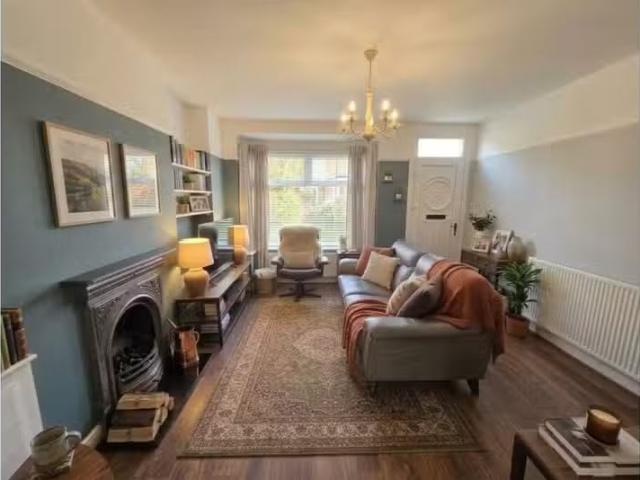 Charming 1 BA 2 bedroom terraced house for rent in Mercer Aven.
