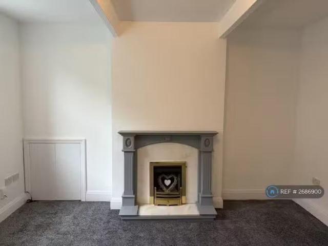 Just in! 1 BA 2 bedroom terraced house for rent in School Stre.