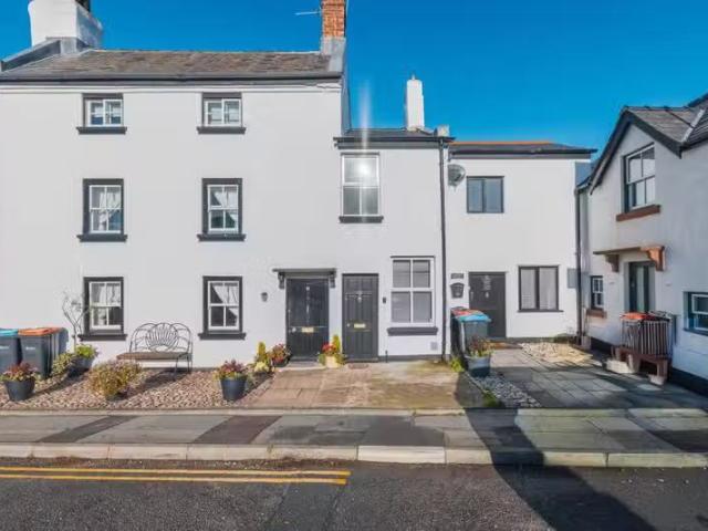 Unique 1 BA 2 bedroom terraced house for rent in Station Road.