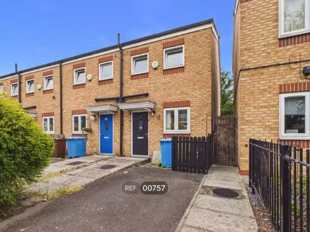Unique 1 BA 2 bedroom terraced house for rent in Sunningdale R.