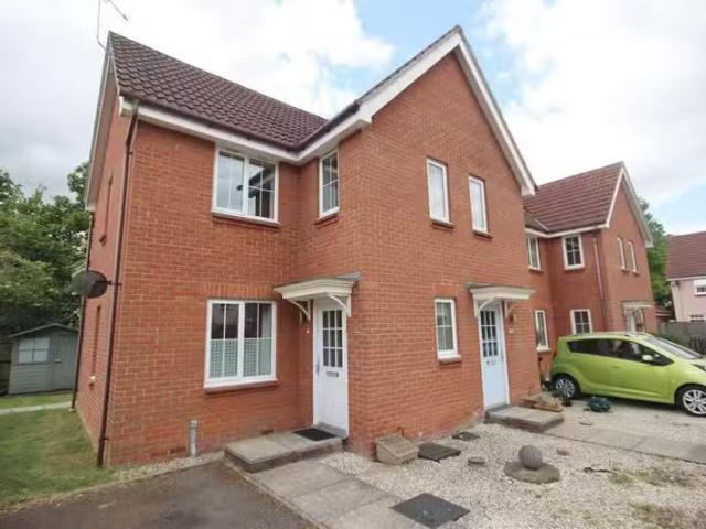 Cheap 1 BA 2 bedroom terraced house for rent in Plaiters Way.