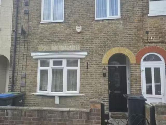Just in! 1 BA 2 bedroom terraced house for rent in Warwick Roa.