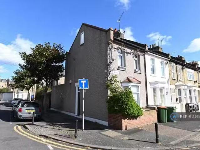 Unique 1 BA 2 bedroom terraced house for rent in White Road, L.