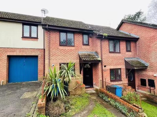 Just in! 1 BA 2 bedroom terraced house for rent in Willwood Cl.