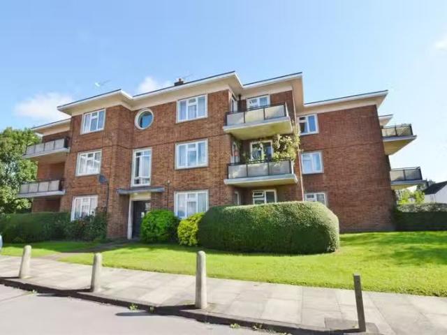 Rental! 1 BA 3 bedroom apartment for rent in Hatfield Road, St.